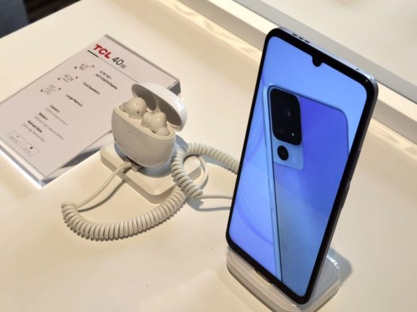 TCL 40R 5G y 40 SE, la nueva apuesta por los móviles asequibles de TCL